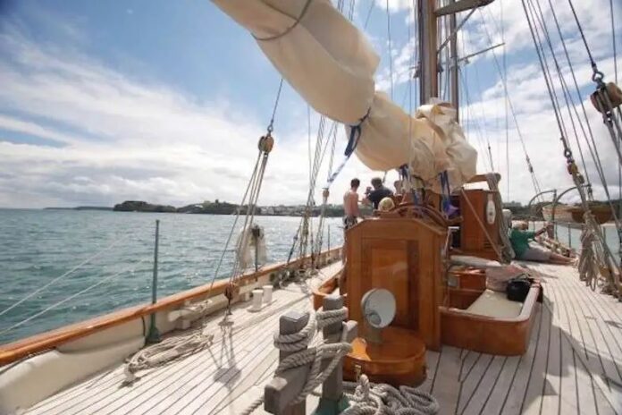 1929 Classic Sailing Yacht Halcyon sinks after 4-Yacht fire in the ...